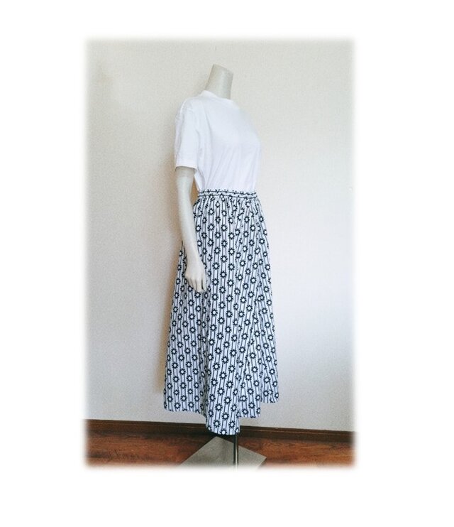 196 1点物 セミギャザーフレアスカート デッドストック浴衣地 ストライプ 白×紺 夏 ウェストゴム | iichi 日々の暮らしを心地よくするハンドメイドやアンティークのマーケットプレイス