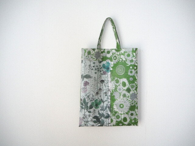 リバティ ラミネートA4縦長パッチワークバッグ グリーン系 | iichi 日々の暮らしを心地よくするハンドメイドやアンティークのマーケットプレイス
