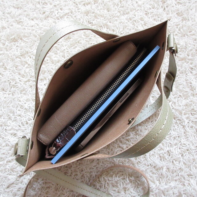 ☆New☆レクタングルサコッシュ♪《牛革》シュリンクレザー・イエローゴールド・0144 | iichi 日々の暮らしを心地よくするハンドメイドやアンティークのマーケットプレイス