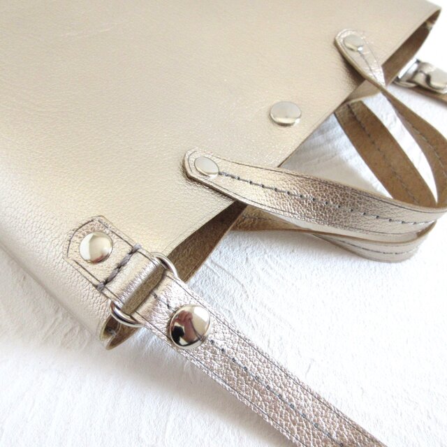 ☆New☆バッグインサコッシュ♪《牛革》シュリンクレザー・メタリックライトゴールド・0148 | iichi 日々の暮らしを心地よくするハンドメイドやアンティークのマーケットプレイス