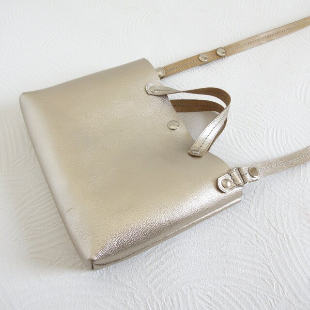 ☆New☆バッグインサコッシュ♪《牛革》シュリンクレザー・メタリックライトゴールド・0148 | iichi 日々の暮らしを心地よくするハンドメイドやアンティークのマーケットプレイス