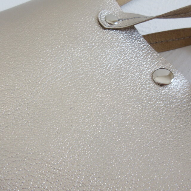 ☆New☆バッグインサコッシュ♪《牛革》シュリンクレザー・メタリックライトゴールド・0148 | iichi 日々の暮らしを心地よくするハンドメイドやアンティークのマーケットプレイス