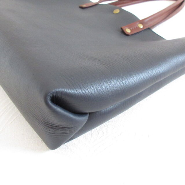 たっぷり収納♪《牛革》A4対応・三角マチヨコ型トート・シュリンク・ネイビー・0527 | iichi 日々の暮らしを心地よくするハンドメイドやアンティークのマーケットプレイス