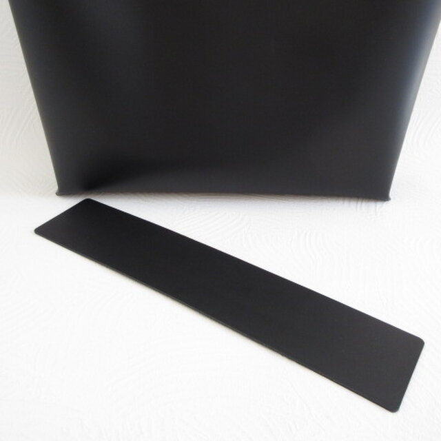 《牛革》A4対応・スムース・マットブラック・ハンドソーイングトート・0411 | iichi 日々の暮らしを心地よくするハンドメイドやアンティークのマーケットプレイス