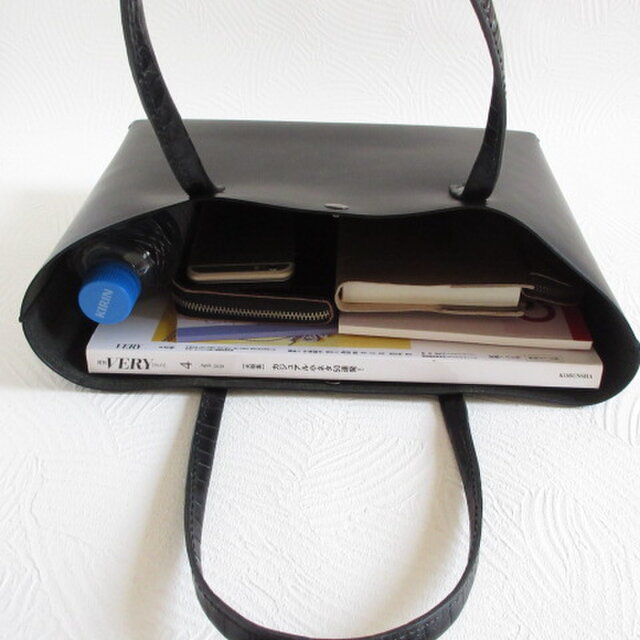 《牛革》A4対応・スムース・マットブラック・ハンドソーイングトート・0411 | iichi 日々の暮らしを心地よくするハンドメイドやアンティークのマーケットプレイス