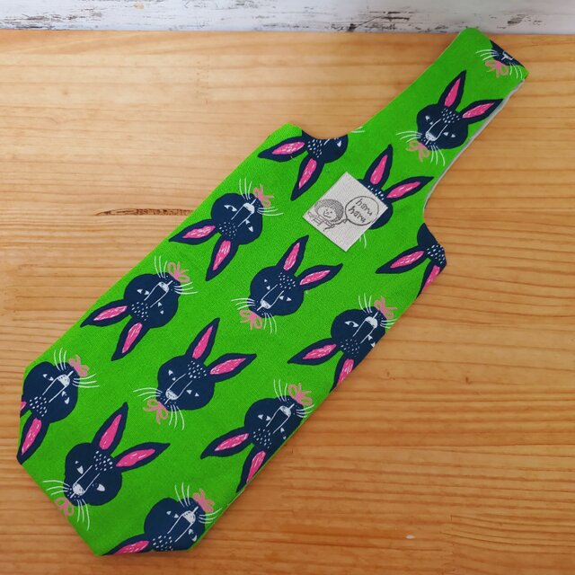 コンパクトに折りたためるペットボトルカバー うさぎ | iichi 日々の暮らしを心地よくするハンドメイドやアンティークのマーケットプレイス