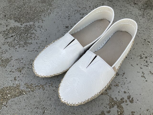 旅に寄り添う、白のやさしさ。ペイズリーレザーのリラックスシューズ | iichi 日々の暮らしを心地よくするハンドメイドやアンティークのマーケットプレイス