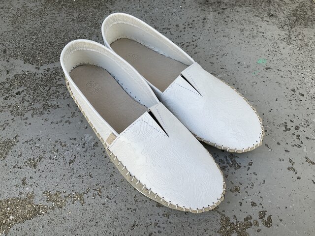 旅に寄り添う、白のやさしさ。ペイズリーレザーのリラックスシューズ | iichi 日々の暮らしを心地よくするハンドメイドやアンティークのマーケットプレイス