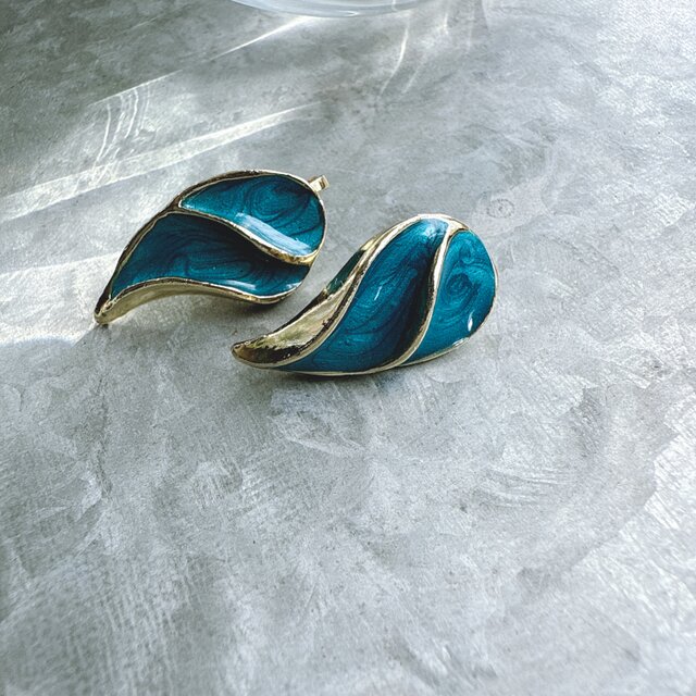 YA175-【 AVON 】エイボン・ヴィンテージイヤリング Emerald Blue Enamel Gold Tone | iichi 日々の暮らしを心地よくするハンドメイドやアンティークの ...