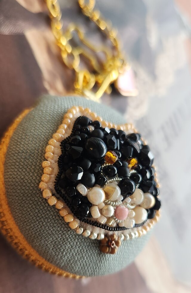 きらきらポメラニアンさんマカロンポーチのバッグチャーム | iichi 日々の暮らしを心地よくするハンドメイドやアンティークのマーケットプレイス