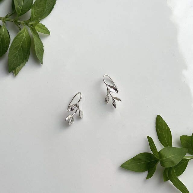 mint ピアス〈銀- silver〉 | iichi 日々の暮らしを心地よくするハンドメイドやアンティークのマーケットプレイス
