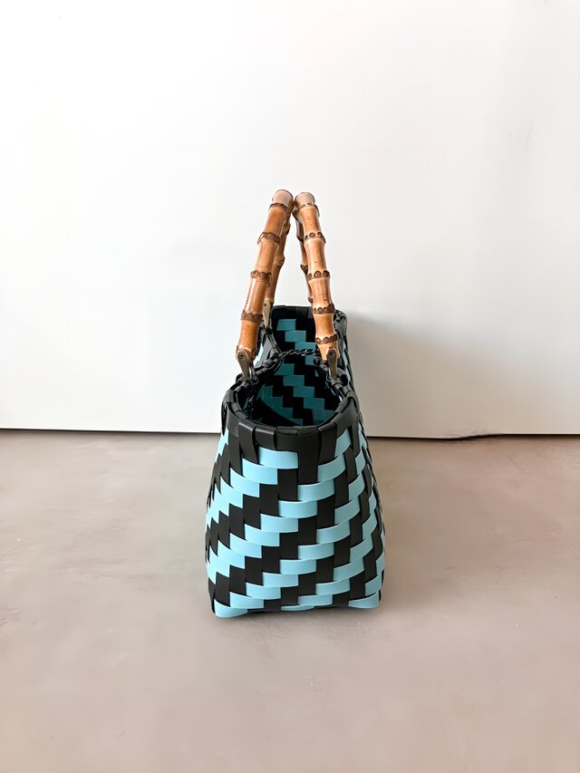 ブラック/ターコイズブルー バンブーハンドル かごバッグ | iichi 日々の暮らしを心地よくするハンドメイドやアンティークのマーケットプレイス