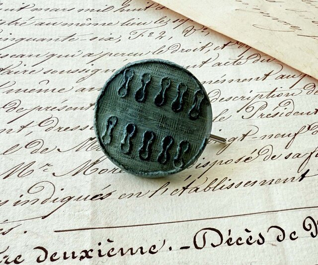 ヴィンテージボタンポニーテールフック／ブルーグレーピーナッツデザインボタン | iichi 日々の暮らしを心地よくするハンドメイドやアンティークのマーケットプレイス