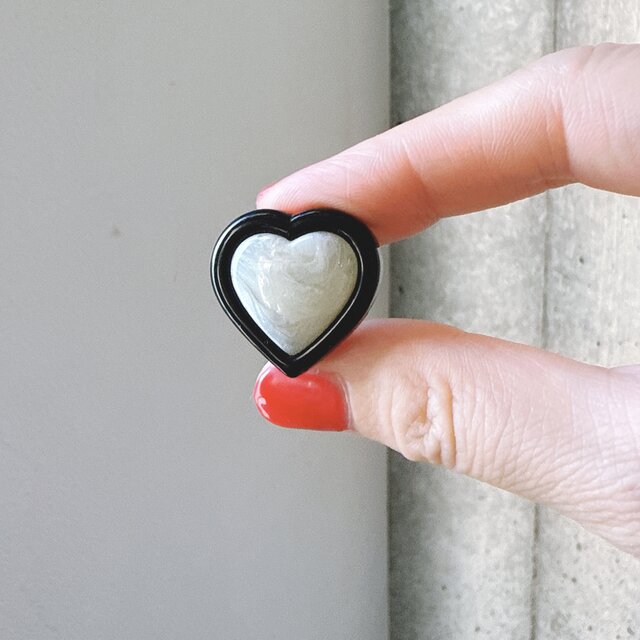 YA176-【 AVON 】エイボン・ヴィンテージイヤリング Silky Marble Black Acrylic Heart | iichi 日々の暮らしを心地よくするハンドメイドや ...
