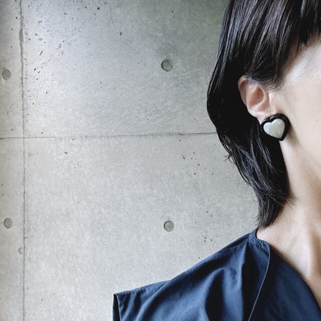 YA176-【 AVON 】エイボン・ヴィンテージイヤリング Silky Marble Black Acrylic Heart | iichi 日々の暮らしを心地よくするハンドメイドや ...