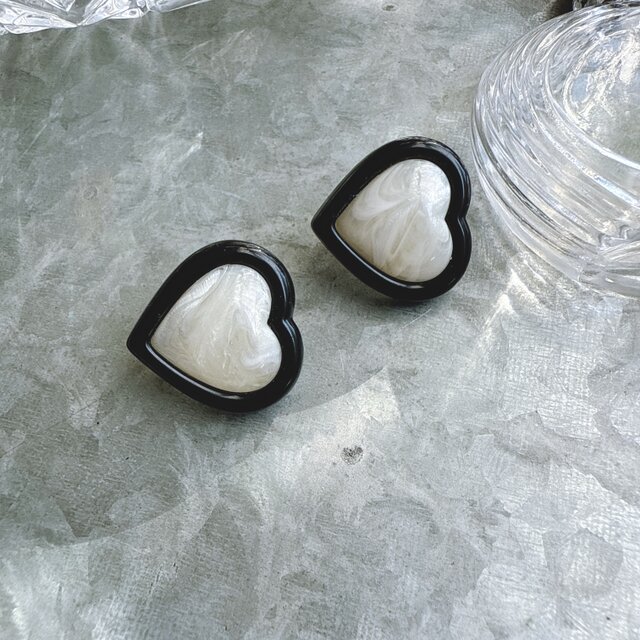 YA176-【 AVON 】エイボン・ヴィンテージイヤリング Silky Marble Black Acrylic Heart | iichi 日々の暮らしを心地よくするハンドメイドや ...