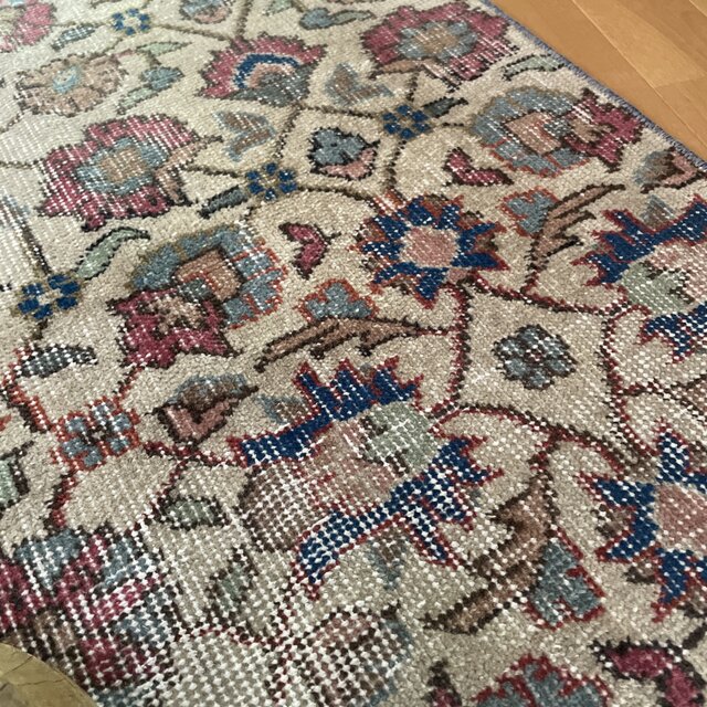 60×93 生成り×ピンク 草花ボタニカル トルコヴィンテージラグ | iichi 日々の暮らしを心地よくするハンドメイドやアンティークのマーケットプレイス