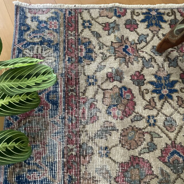 60×93 生成り×ピンク 草花ボタニカル トルコヴィンテージラグ | iichi 日々の暮らしを心地よくするハンドメイドやアンティークのマーケットプレイス