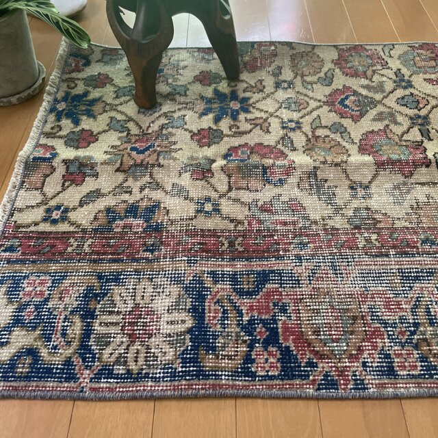 60×93 生成り×ピンク 草花ボタニカル トルコヴィンテージラグ | iichi 日々の暮らしを心地よくするハンドメイドやアンティークのマーケットプレイス