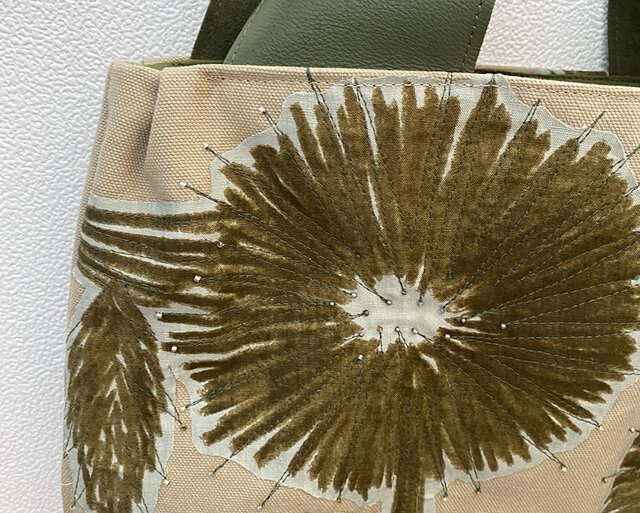 ミナペルホネン“daisy”アップリケかばん（モスグリーン） | iichi 日々の暮らしを心地よくするハンドメイドやアンティークのマーケットプレイス