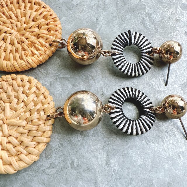 P694-ヴィンテージピアス U.S.A. 1980〜90s Rattan Gold Ball Hoop Hanging | iichi 日々の暮らしを心地よくするハンドメイドやアンティークの ...