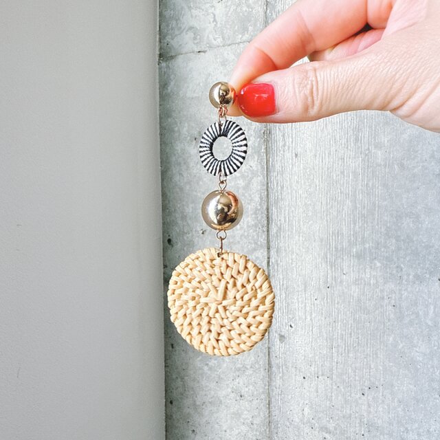 P694-ヴィンテージピアス U.S.A. 1980〜90s Rattan Gold Ball Hoop Hanging | iichi 日々の暮らしを心地よくするハンドメイドやアンティークの ...