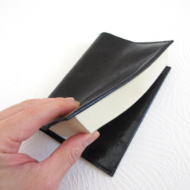 文庫本サイズ♪《ゴートスキン》シンプルイズベスト・一枚革のブックカバー・シワ加工ブラック・0882 | iichi 日々の暮らしを心地よくするハンドメイドやアンティークのマーケットプレイス