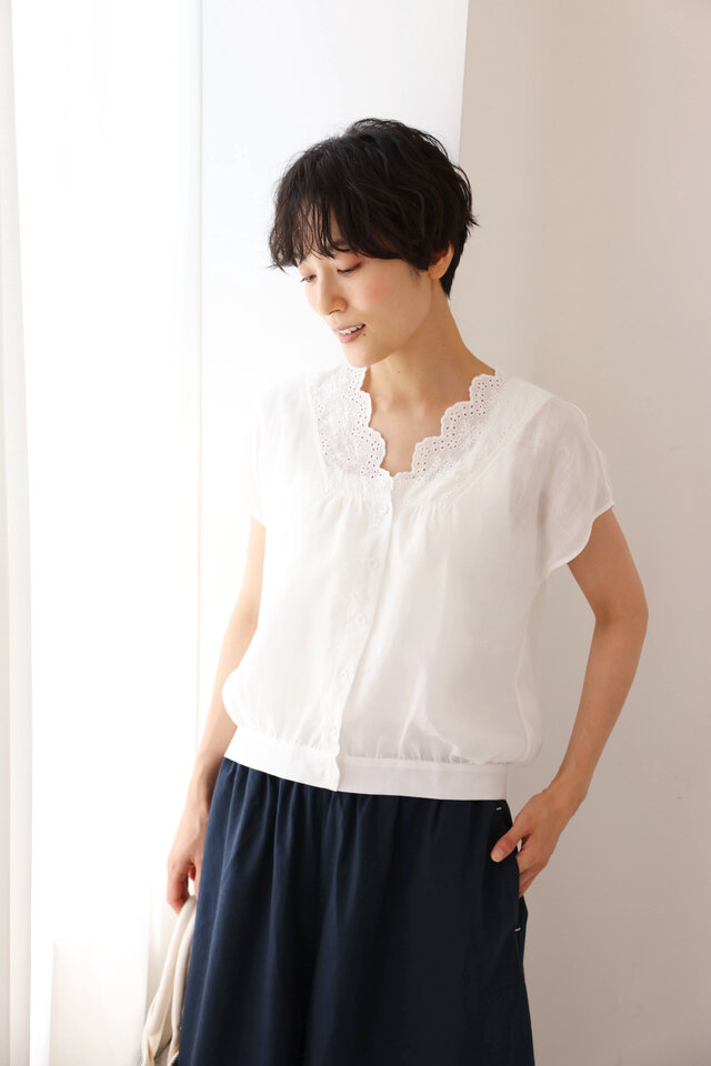 繊細な刺繍レースで上品に魅せる～麻100% Vネックブラウス 半袖ブラウス 250710-1 | iichi 日々の暮らしを心地よくするハンドメイドやアンティークのマーケットプレイス