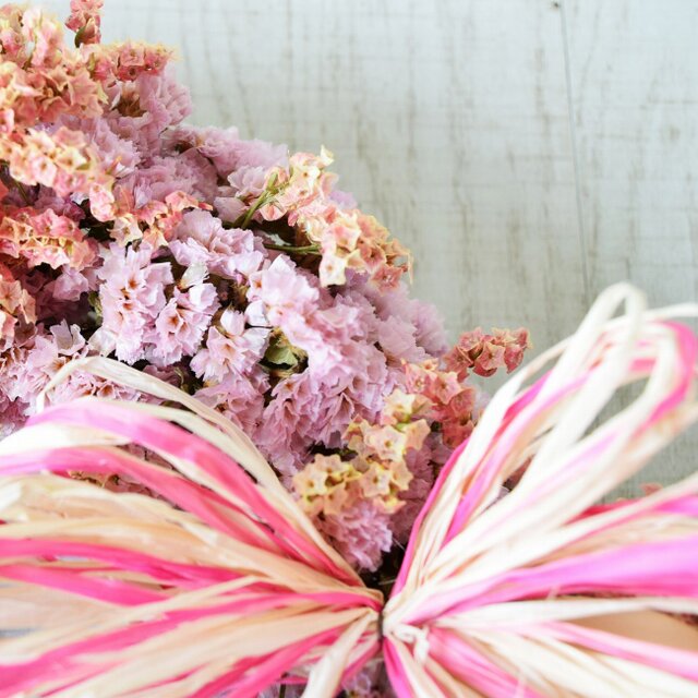 スターチスのモコモコ入道雲リース | iichi 日々の暮らしを心地よくするハンドメイドやアンティークのマーケットプレイス