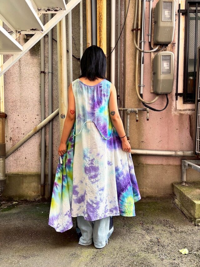 タイダイ ノースリーブワンピース 幻想的な孔雀大曼荼羅 HD24-41 | iichi 日々の暮らしを心地よくするハンドメイドやアンティークのマーケットプレイス