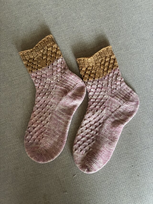 No.1548 手染め毛糸の手編み靴下 | iichi 日々の暮らしを心地よくするハンドメイドやアンティークのマーケットプレイス