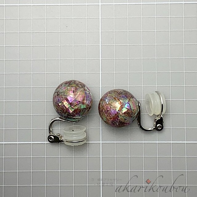 【sv925】オーロラピンク螺鈿イヤリング 薄葡萄色螺鈿 15mm玉 漆アクセサリー | iichi 日々の暮らしを心地よくするハンドメイドやアンティークのマーケットプレイス