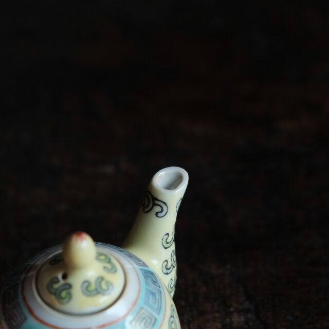 パステル調のカラーで可愛い 萬寿無疆 中国景徳鎮 色絵小ぶり急須 茶器 花唐草 チャイナレトロ オブジェ 黄色 b1 | iichi 日々の暮らしを心地よくするハンドメイドやアンティークの ...