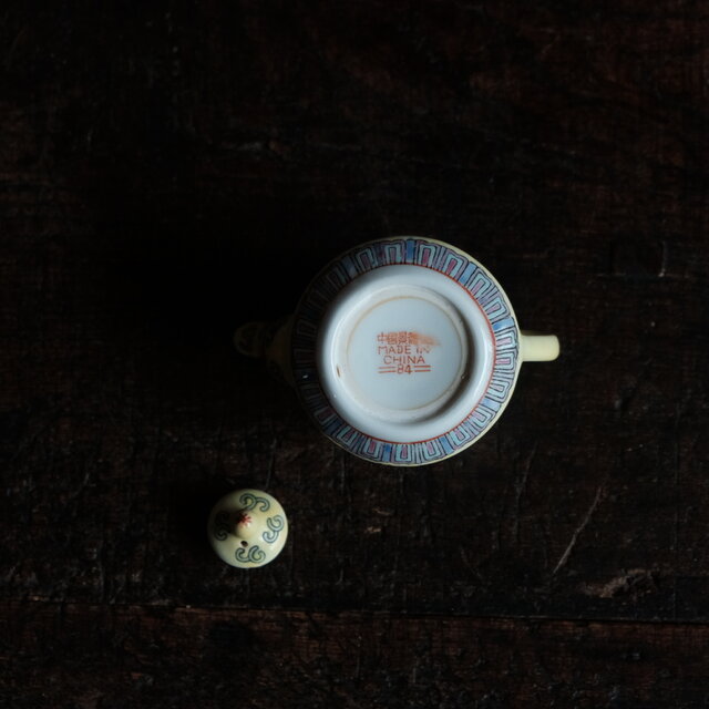 パステル調のカラーで可愛い 萬寿無疆 中国景徳鎮 色絵小ぶり急須 茶器 花唐草 チャイナレトロ オブジェ 黄色 b1 | iichi 日々の暮らしを心地よくするハンドメイドやアンティークの ...