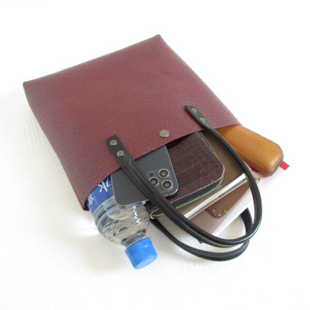 《牛革》new♪スクエアミニトート・型押しオーストリッチ・ワイン・0477 | iichi 日々の暮らしを心地よくするハンドメイドやアンティークのマーケットプレイス