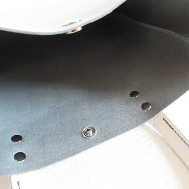 《牛革》new♪スクエアミニトート・ソフトシュリンク・ベビーブルー・0504 | iichi 日々の暮らしを心地よくするハンドメイドやアンティークのマーケットプレイス