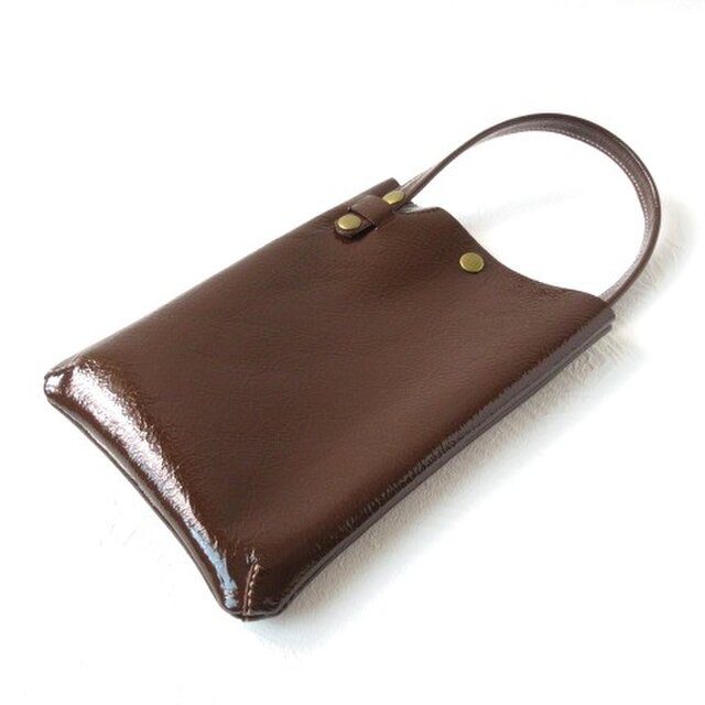 《牛革》2WAY～スリムサコッシュ・エナメルシュリンク・ダークブラウン・024 | iichi 日々の暮らしを心地よくするハンドメイドやアンティークのマーケットプレイス