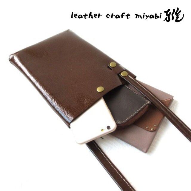 《牛革》2WAY～スリムサコッシュ・エナメルシュリンク・ダークブラウン・024 | iichi 日々の暮らしを心地よくするハンドメイドやアンティークのマーケットプレイス