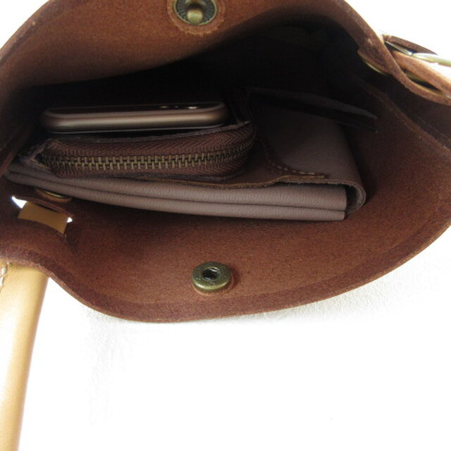 《牛革》2WAY～スリムサコッシュ・スムースレザー・ライトキャメル・040 | iichi 日々の暮らしを心地よくするハンドメイドやアンティークのマーケットプレイス