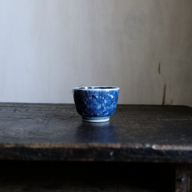 残像感のある線描き 青で素敵。伊万里 花文線描き染付猪口 向付 骨董/antiques 暮らしに。明治時代 | iichi 日々の暮らしを心地よくするハンドメイドやアンティークのマーケットプレイス