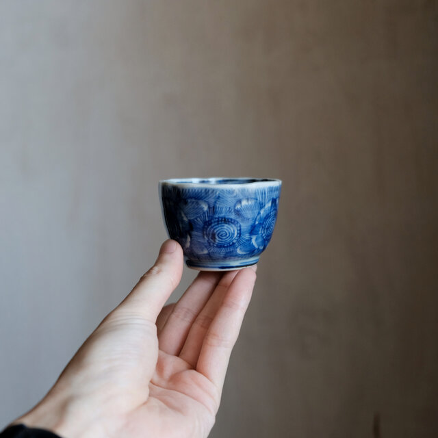 残像感のある線描き 青で素敵。伊万里 花文線描き染付猪口 向付 骨董/antiques 暮らしに。明治時代 | iichi 日々の暮らしを心地よくするハンドメイドやアンティークのマーケットプレイス