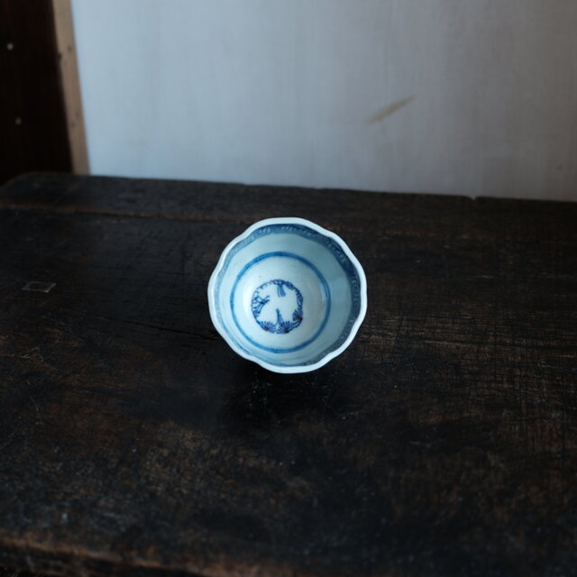 残像感のある線描き 青で素敵。伊万里 花文線描き染付猪口 向付 骨董/antiques 暮らしに。明治時代 | iichi 日々の暮らしを心地よくするハンドメイドやアンティークのマーケットプレイス