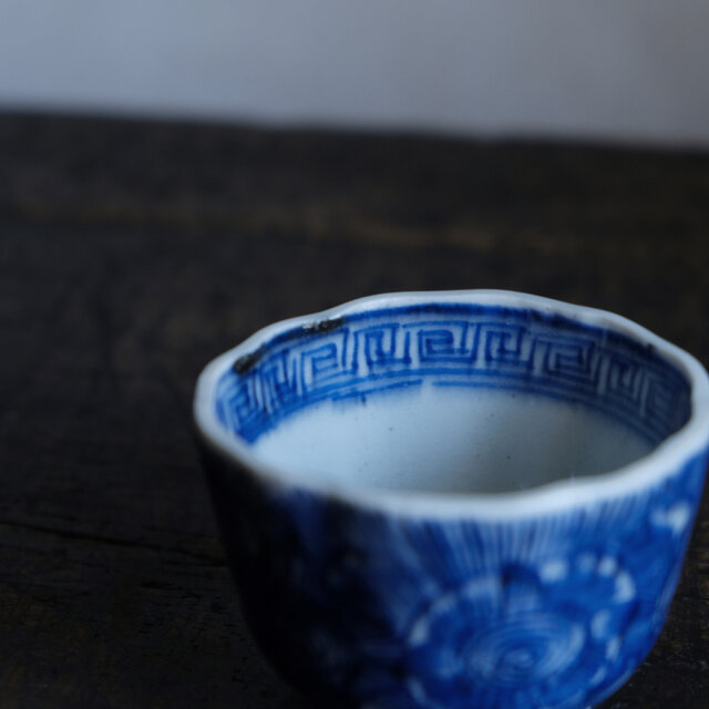 残像感のある線描き 青で素敵。伊万里 花文線描き染付猪口 向付 骨董/antiques 暮らしに。明治時代 | iichi 日々の暮らしを心地よくするハンドメイドやアンティークのマーケットプレイス