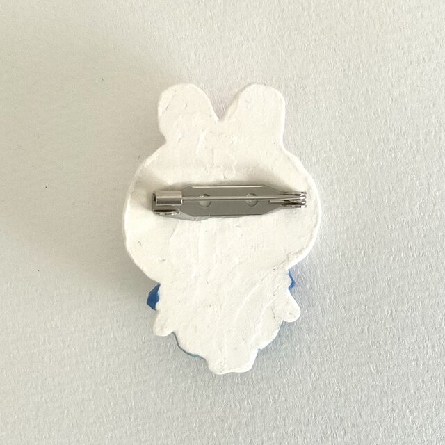 ブローチ 赤鼻のうさぎ | iichi 日々の暮らしを心地よくするハンドメイドやアンティークのマーケットプレイス
