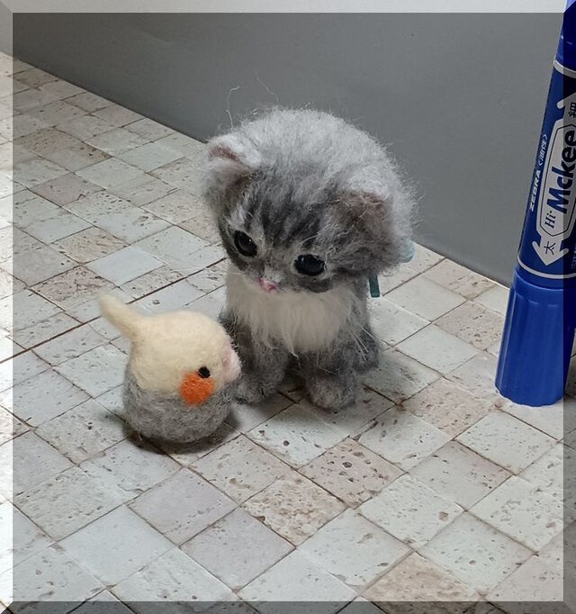 羊毛フェルト 猫 ふさふさな子猫 ねこ ネコ 猫フィギュア | iichi 日々の暮らしを心地よくするハンドメイドやアンティークのマーケットプレイス