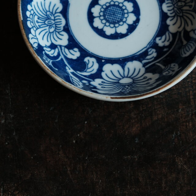 花とリーフ 青で素敵。印判小皿 骨董・antiques 古道具 古民家 丁寧な暮らしに。明治期〜大正期 | iichi 日々の暮らしを心地よくするハンドメイドやアンティークのマーケットプレイス