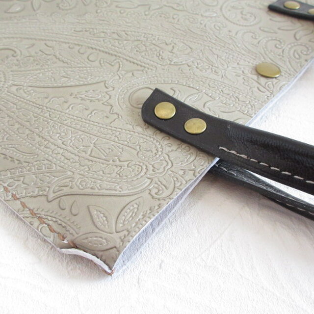 バッグインにもピッタリ♪《牛革》フラットミニマルトート・ペイズリー・モスグレー・0497 | iichi 日々の暮らしを心地よくするハンドメイドやアンティークのマーケットプレイス