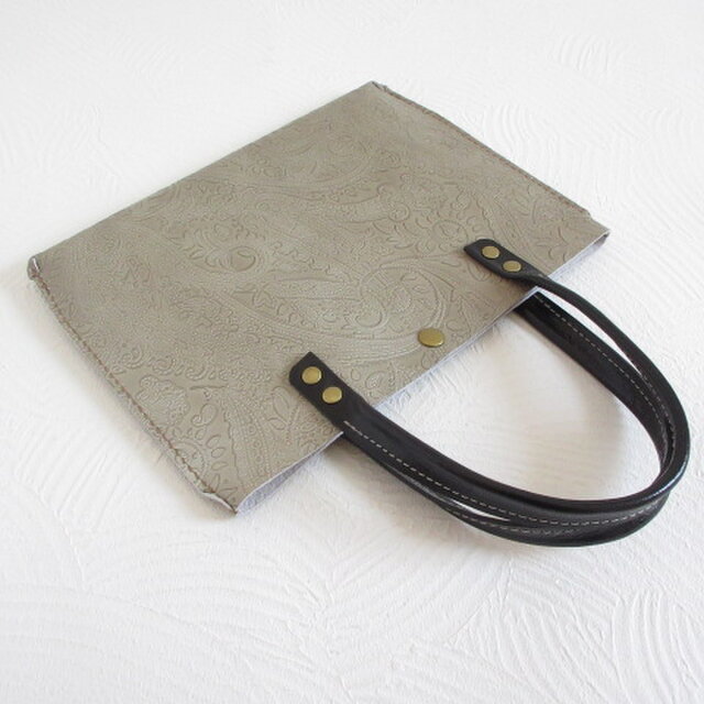 バッグインにもピッタリ♪《牛革》フラットミニマルトート・ペイズリー・モスグレー・0497 | iichi 日々の暮らしを心地よくするハンドメイドやアンティークのマーケットプレイス