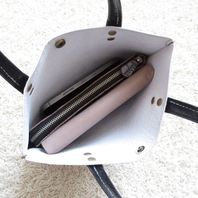 バッグインにもピッタリ♪《牛革》フラットミニマルトート・ペイズリー・モスグレー・0497 | iichi 日々の暮らしを心地よくするハンドメイドやアンティークのマーケットプレイス