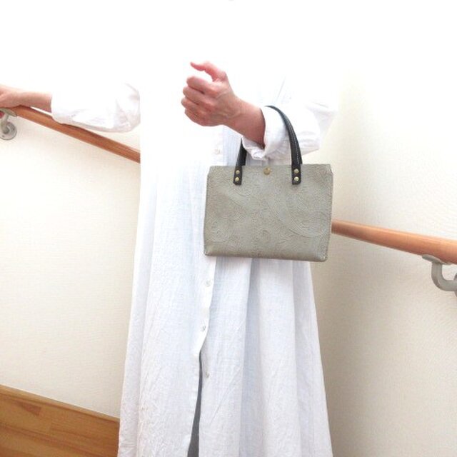 バッグインにもピッタリ♪《牛革》フラットミニマルトート・ペイズリー・モスグレー・0497 | iichi 日々の暮らしを心地よくするハンドメイドやアンティークのマーケットプレイス